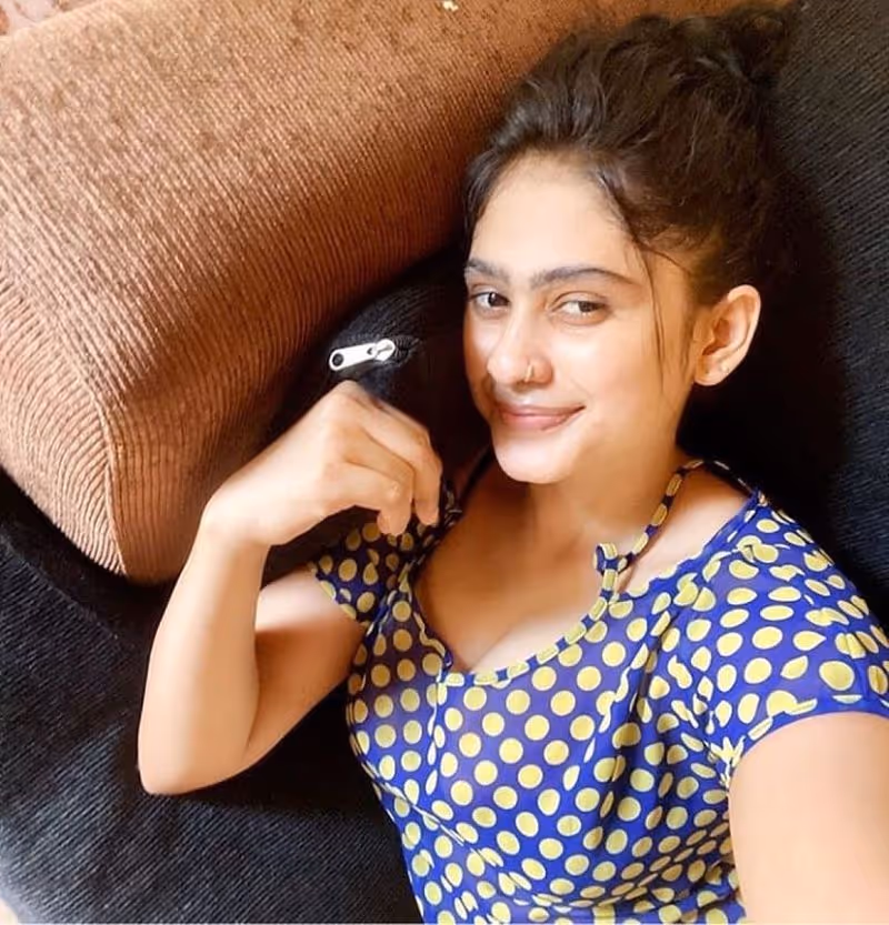 முன்னழகை காட்டி ரசிகர்களை அசால்ட்டை கட்டி போடும் மாடல் பியூமி செம்ம ...
