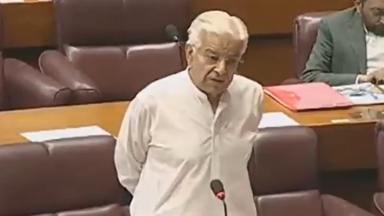 Khawaja Asif: வெளிநாட்டுக்குத் தப்பியோடும் பாக். உயர் அதிகாரிகள்! அமைச்சரின் பகிரங்க ...