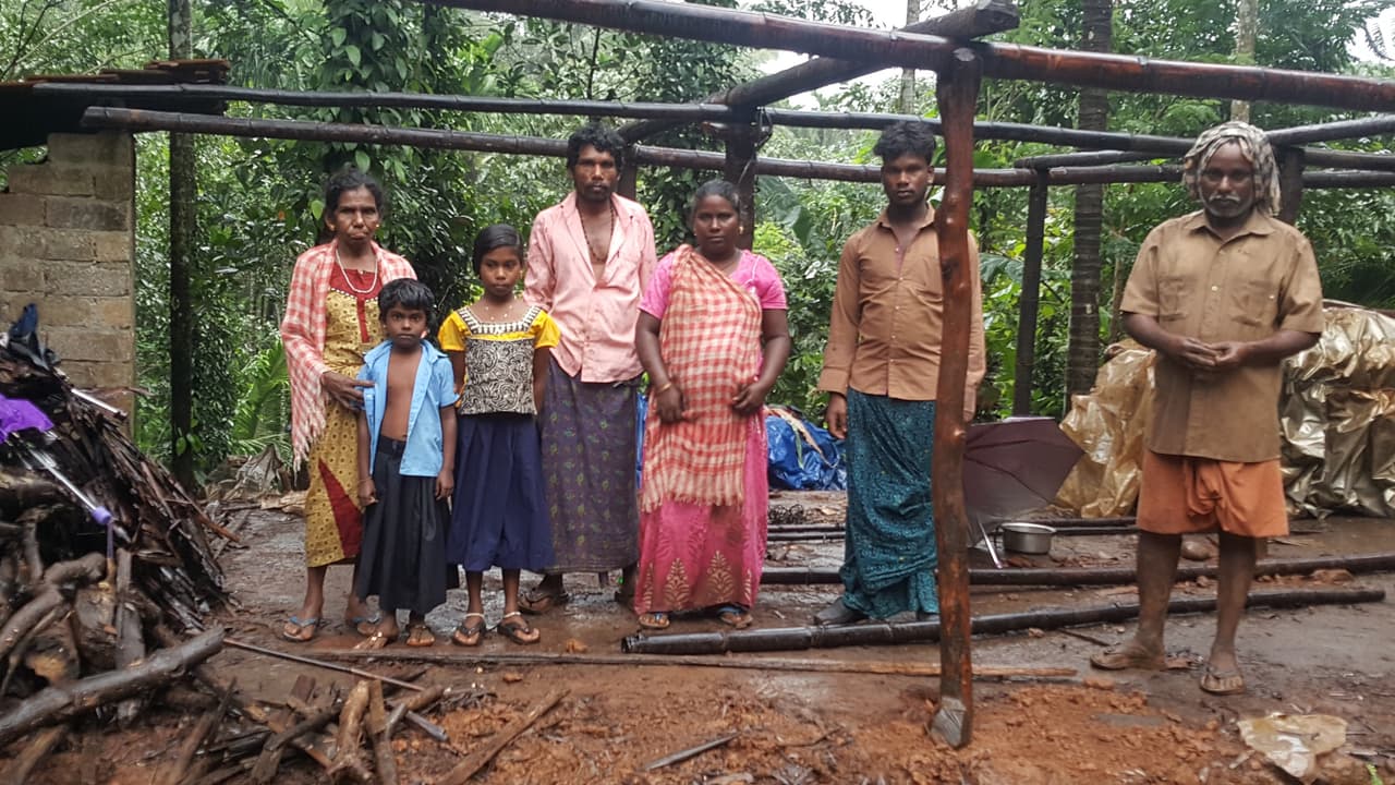 വീട് മഴ കൊണ്ട് പോയപ്പോള്‍ വഴി അടഞ്ഞ് ആദിവാസി മൂപ്പനും കുടുംബവും ...