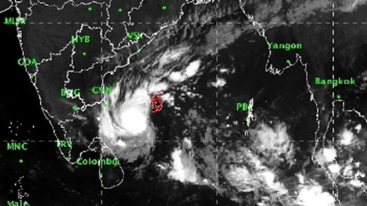கடந்தது கஜா... 130 கி.மீ. வேகத்தில் அசுரக் காற்று வீச்சு... தப்பித்தது ...