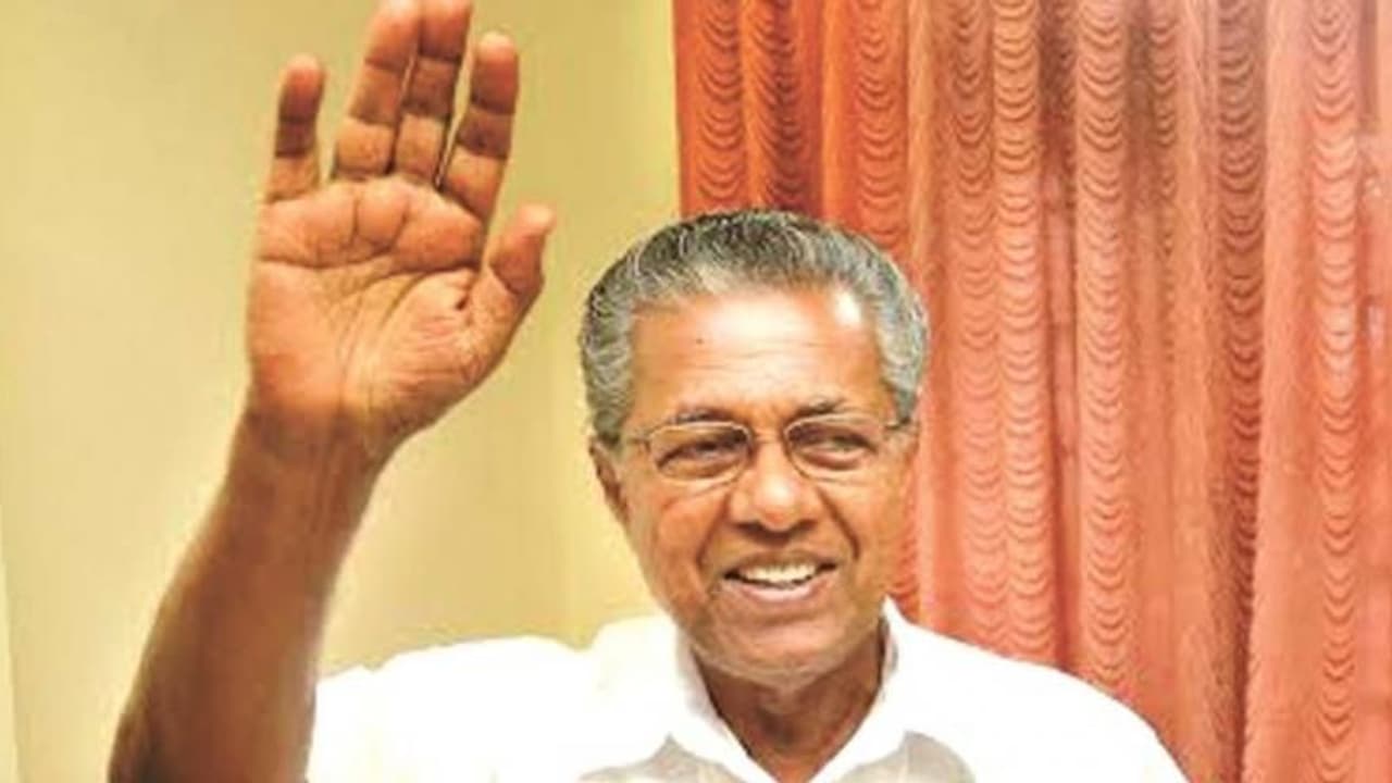 கஜா புயல் நிவாரண நிதி …. 10 கோடி ரூபாய் வழங்கி அசத்திய பினராயி விஜயன் ...