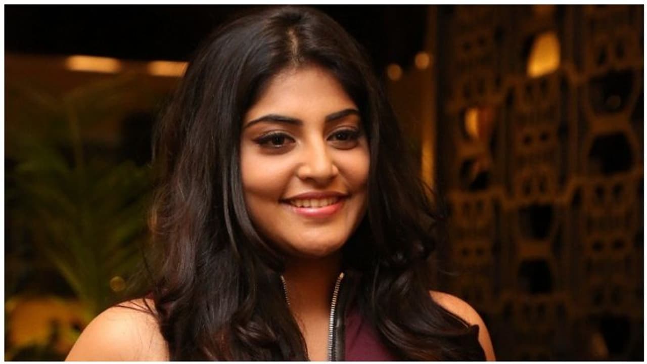 “அடியே குந்தாணி சோறு நீயா போடுவ?”.... எல்லை மீறிய நெட்டிசனை கிழித்து ...