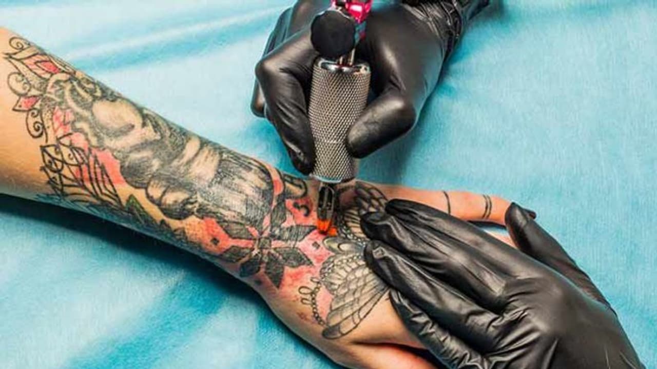 സംസ്ഥാനത്ത് ടാറ്റൂ സ്ഥാപനങ്ങളിൽ എക്സൈസ് പരിശോധന; നടപടി വേദന ...