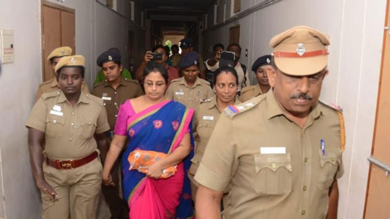 11 மாத சிறைவாசத்துக்கு பின் வெளியே வந்த நிர்மலாதேவி... வாய் திறக்க ...