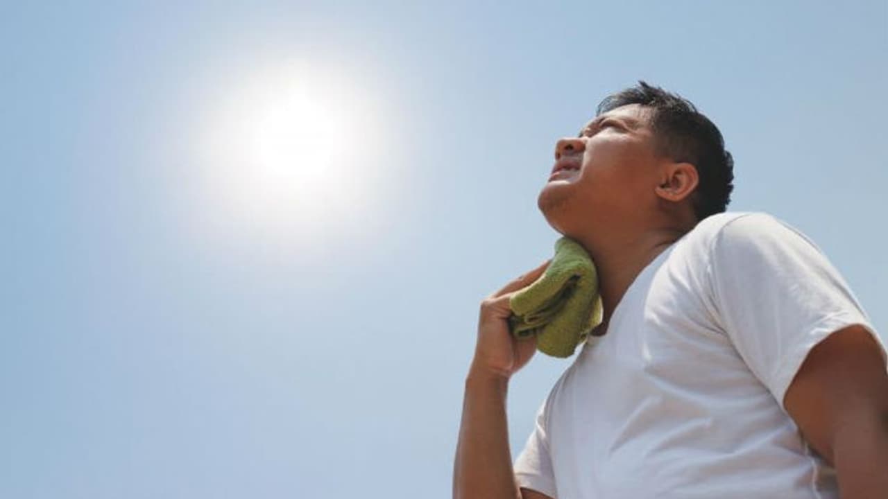 Sun Stroke:వడ దెబ్బ తగిలిన వెంటనే ఏం చేయాలి? | Heart Stroke Causes ...