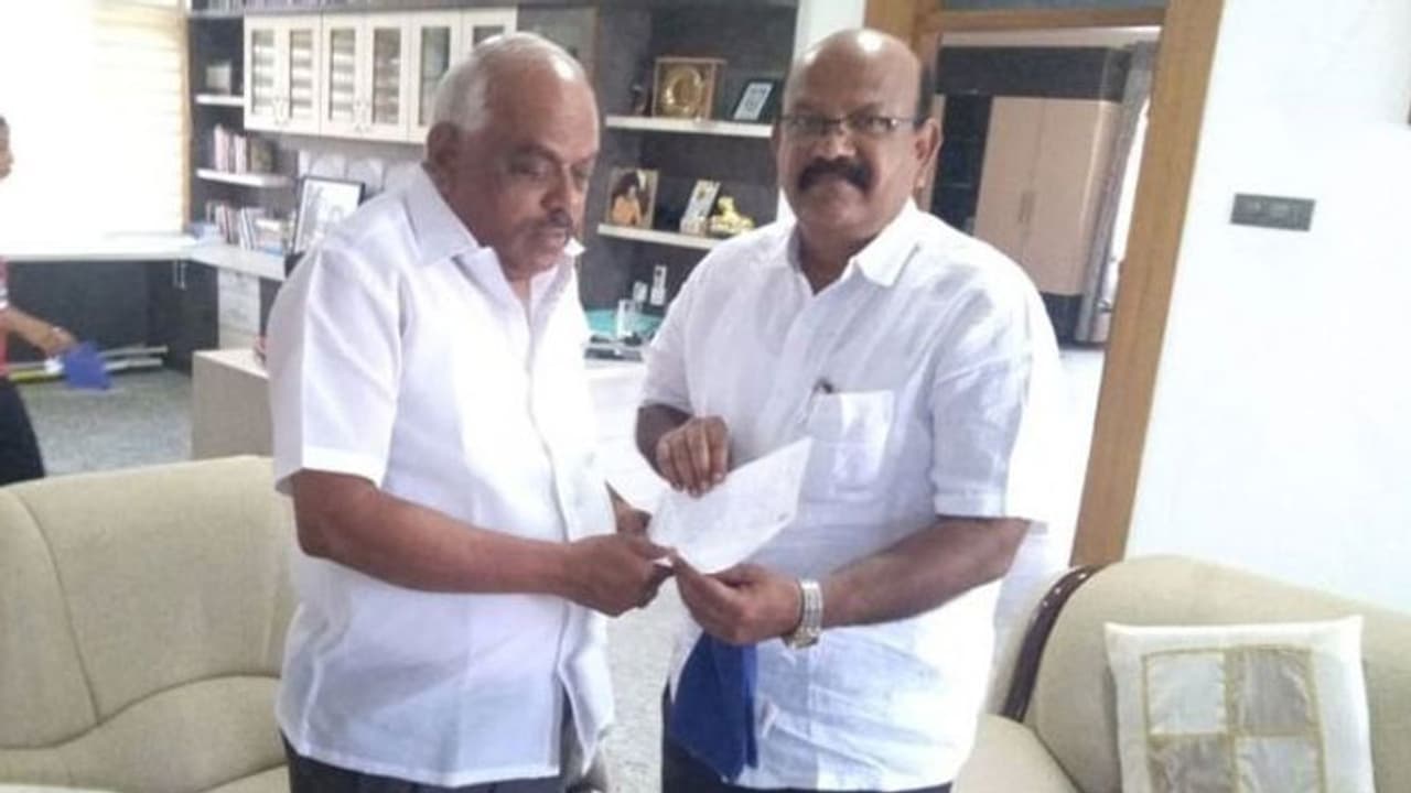 కాంగ్రెస్ కి షాక్.. పార్టీని వీడిన సీనియర్ నేత | Congress Mla Umesh ...