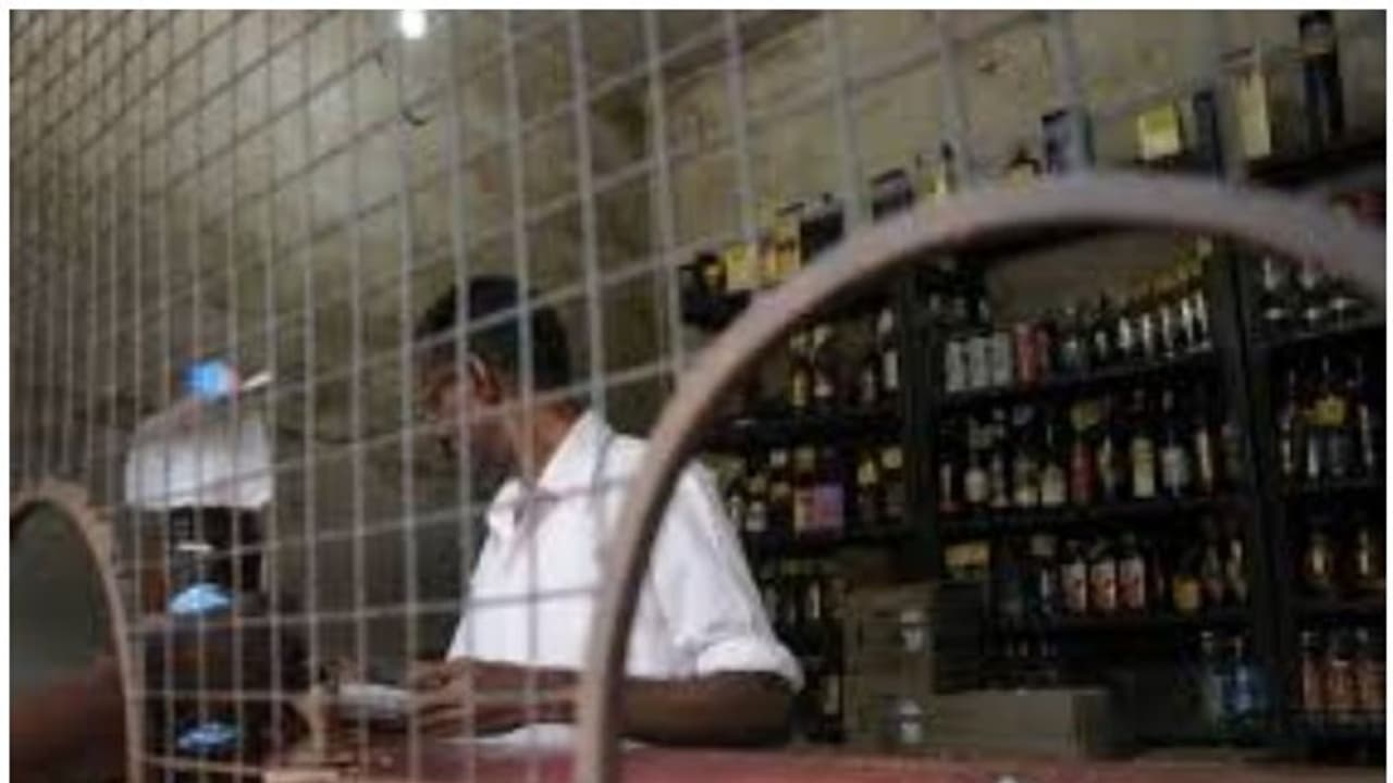 Bevco outlet employee: മദ്യലഹരിയില്‍ നടുറോട്ടില്‍ കാര്‍ പാര്‍ക്ക് ...