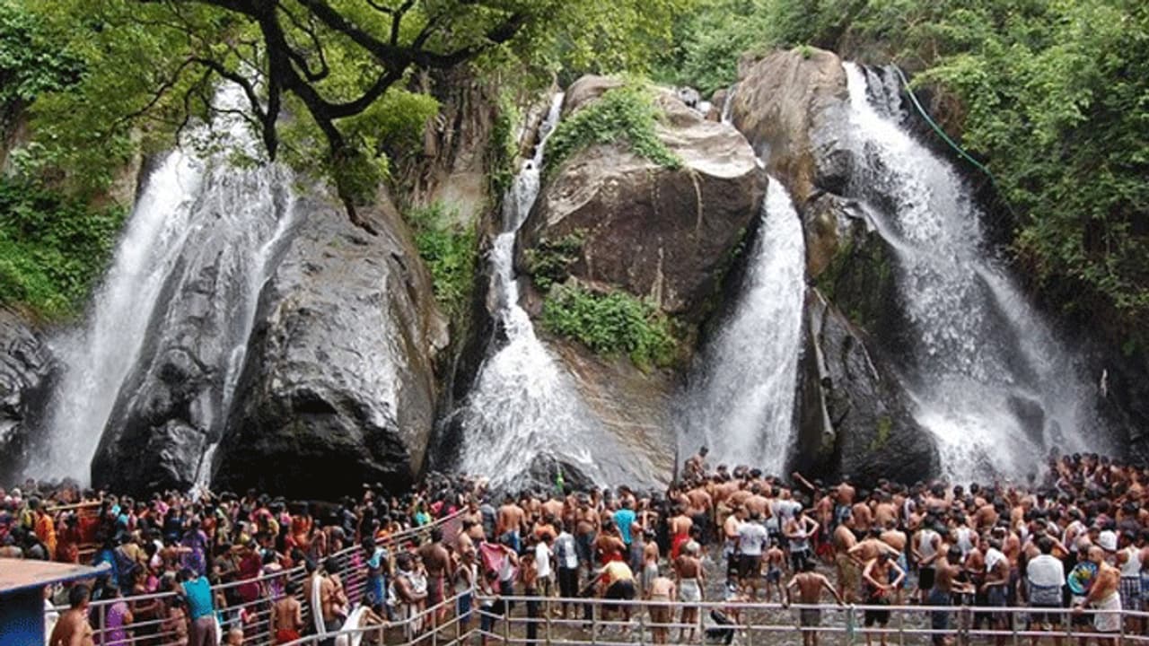 Kutralam : குற்றாலத்தில் அருவிகளில் குளிக்க அனுமதியா.? சுற்றுலா பயணிகள் ...