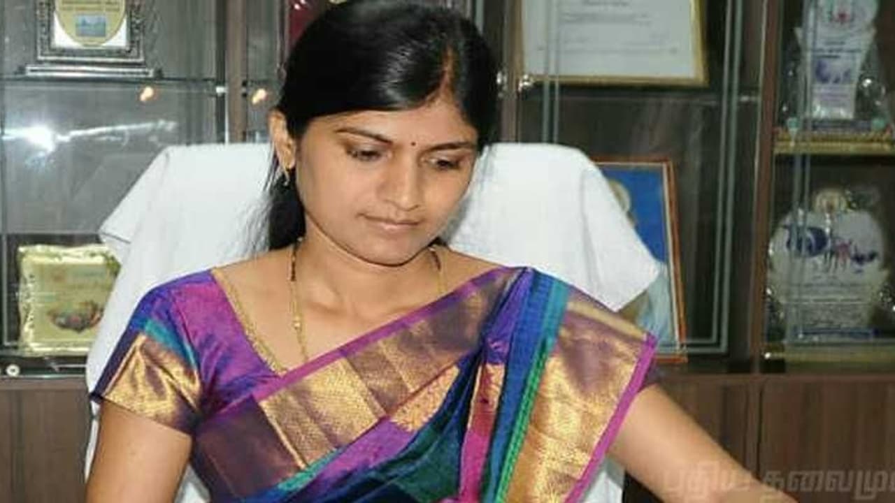 சொந்த மாவட்ட கலெக்டரையே தூக்கியடித்த எடப்பாடி ! இது தான் காரணமாம் ...