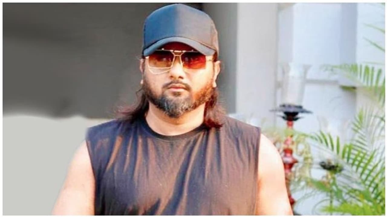 'যে মেয়েটার সঙ্গে যাচ্ছেন তার সঙ্গেই ফিরবেন? জানতে চায় সহকারী ...