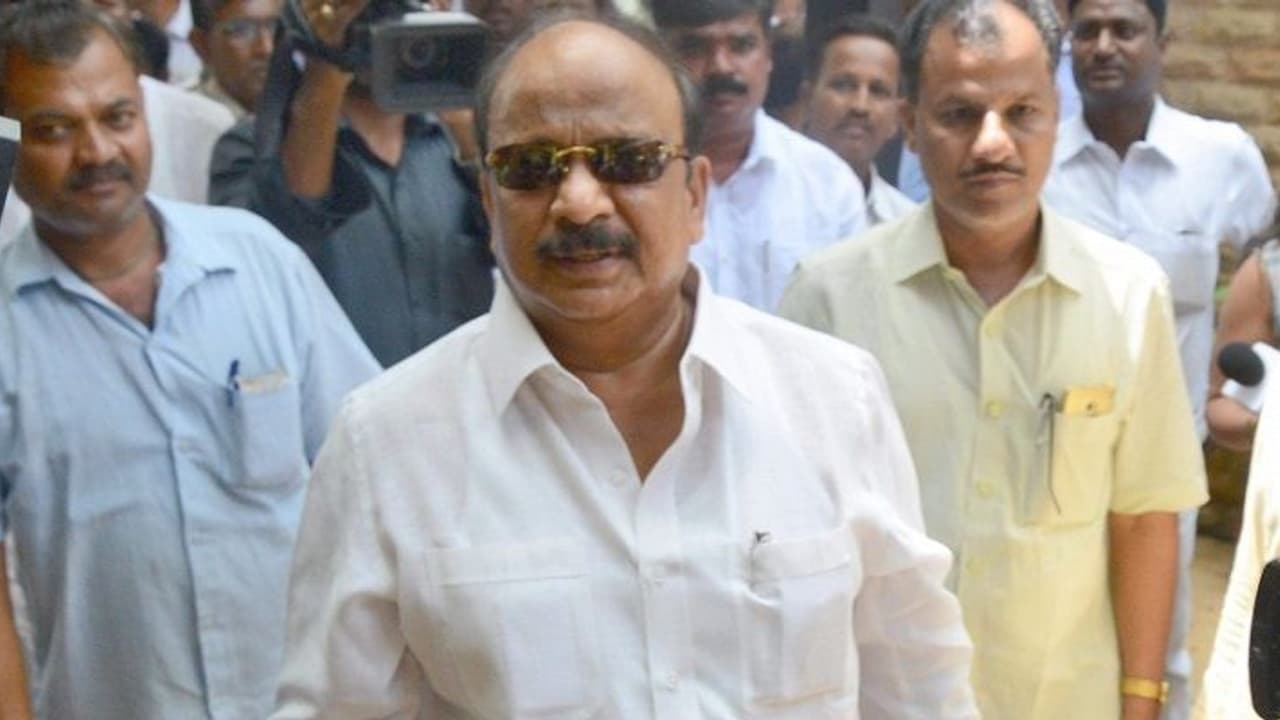 IMA scam accused ex-minister Roshan Baig granted condition bail | Asianet Newsable