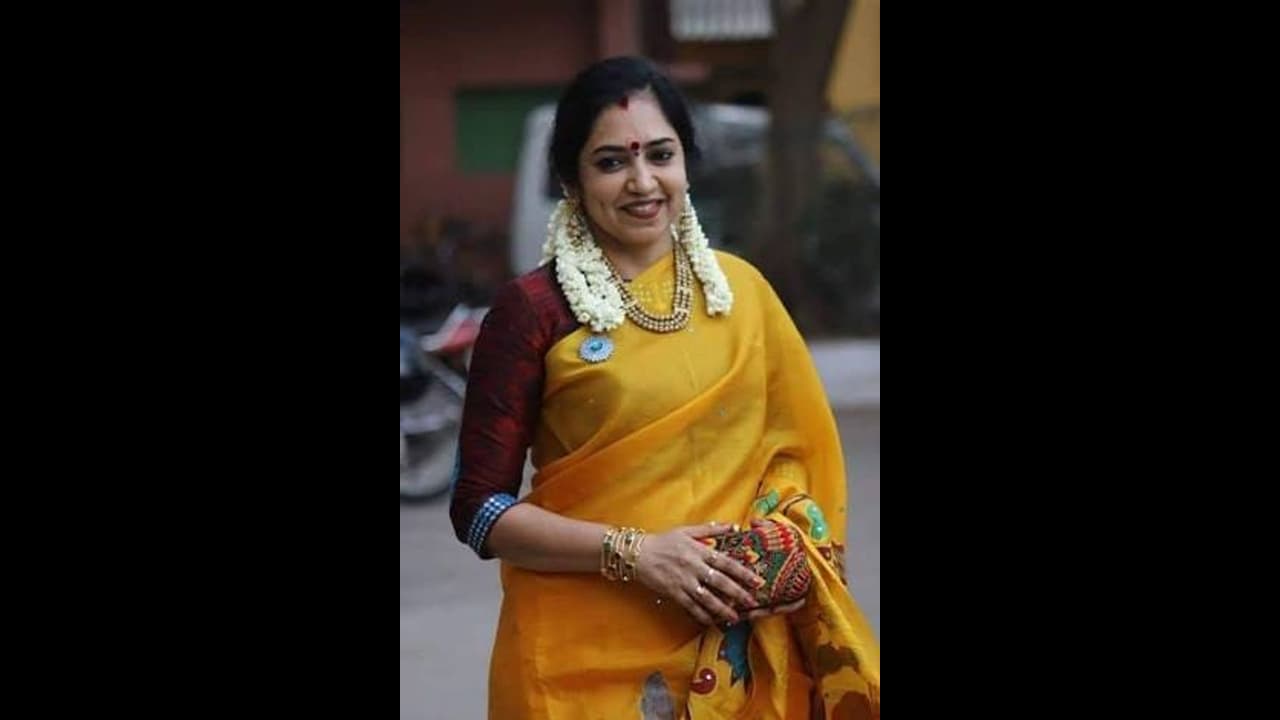 ரோட்டோர கடையில் டின்னர் சாப்பிட்ட பிரபலம்..!! பொடி தோசை... முட்டை தோசை ...
