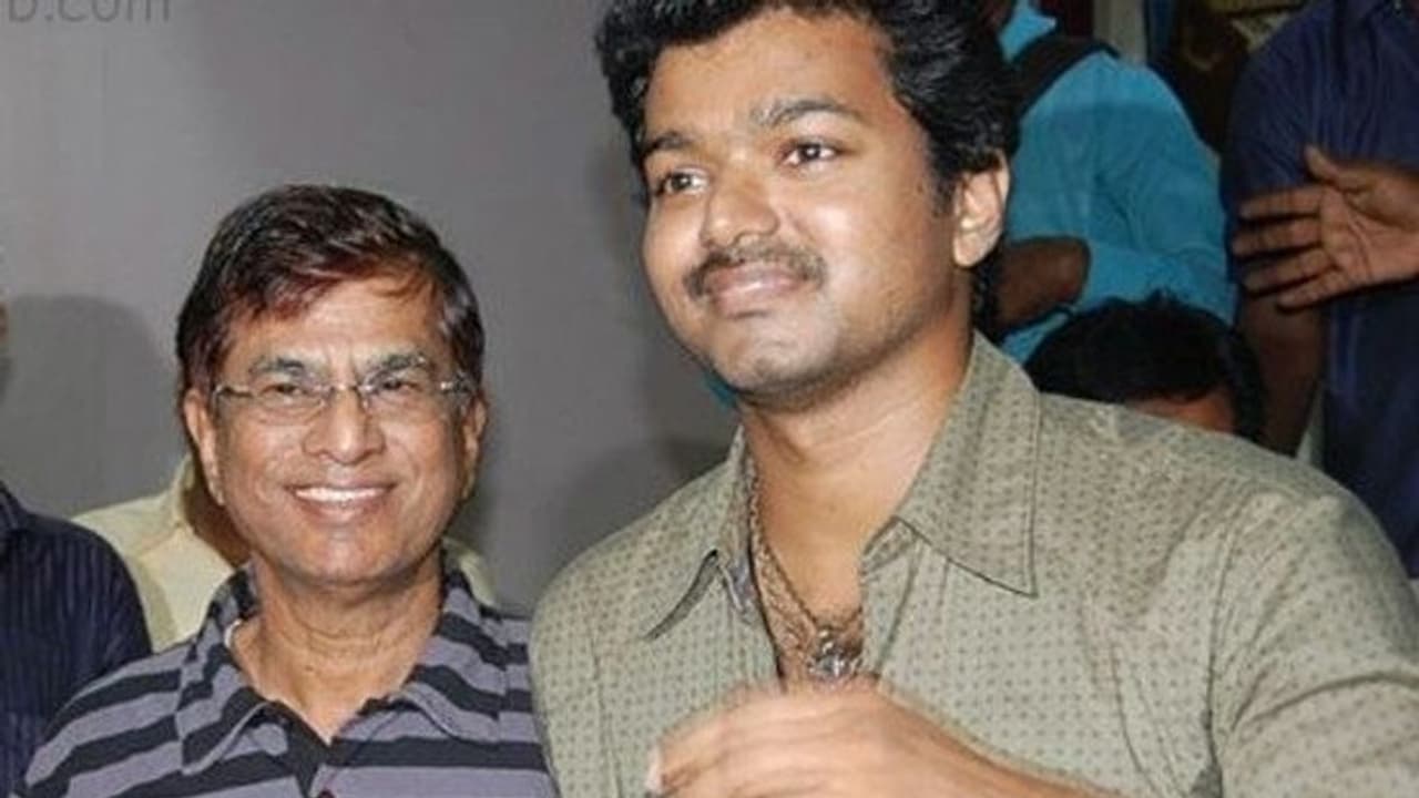 பிளாட்பாரத்தில் உறங்கும் விஜயின் தந்தை..வெளியான அதிர்ச்சி வீடியோ ...