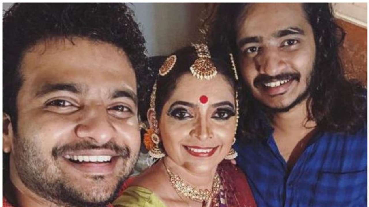 ഞാൻ ഇവിടെ അപ്രസക്തനാണ്, ഇതെന്റെ വേദിയല്ല...അമ്മയുടെ വേദിയാണ്, ലതാ ...