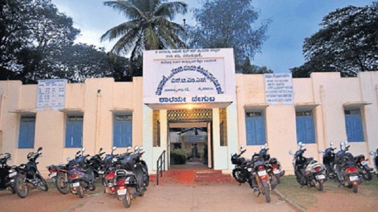 ಮೈಸೂರು: 100 ವರ್ಷ ಹಳೆಯ ಶಾಲೆ ರಾತ್ರೋರಾತ್ರಿ ಹಸ್ತಾಂತರ..? | 100 Year Old Ntms ...