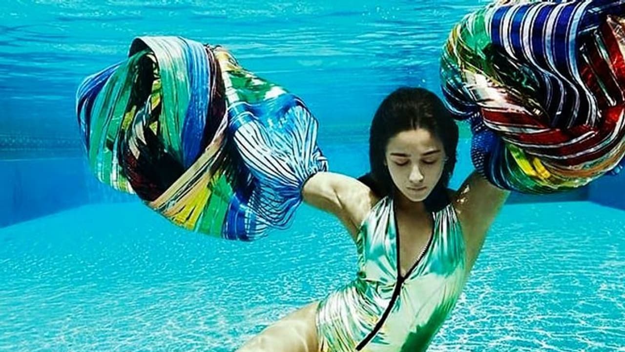 Alia Bhatt Under water Photo shot goes viral on net | Alia Bhatt Under ...