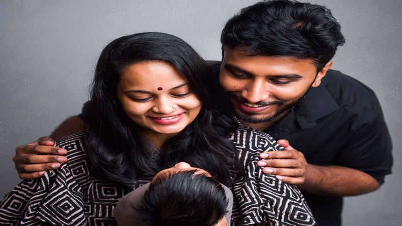 மூன்று மாதத்திற்கு பின் குழந்தையின் முகத்தை ரசிகர்களுக்கு காட்டிய சுஜா ...