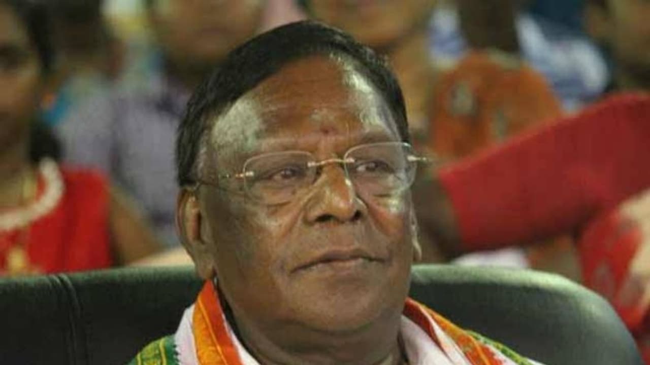 மெஜாரிட்டியை இழந்த நாராயணசாமி.. ஒரு நிமிடம் கூட ஆட்சியில் இருக்க அருகதை ...