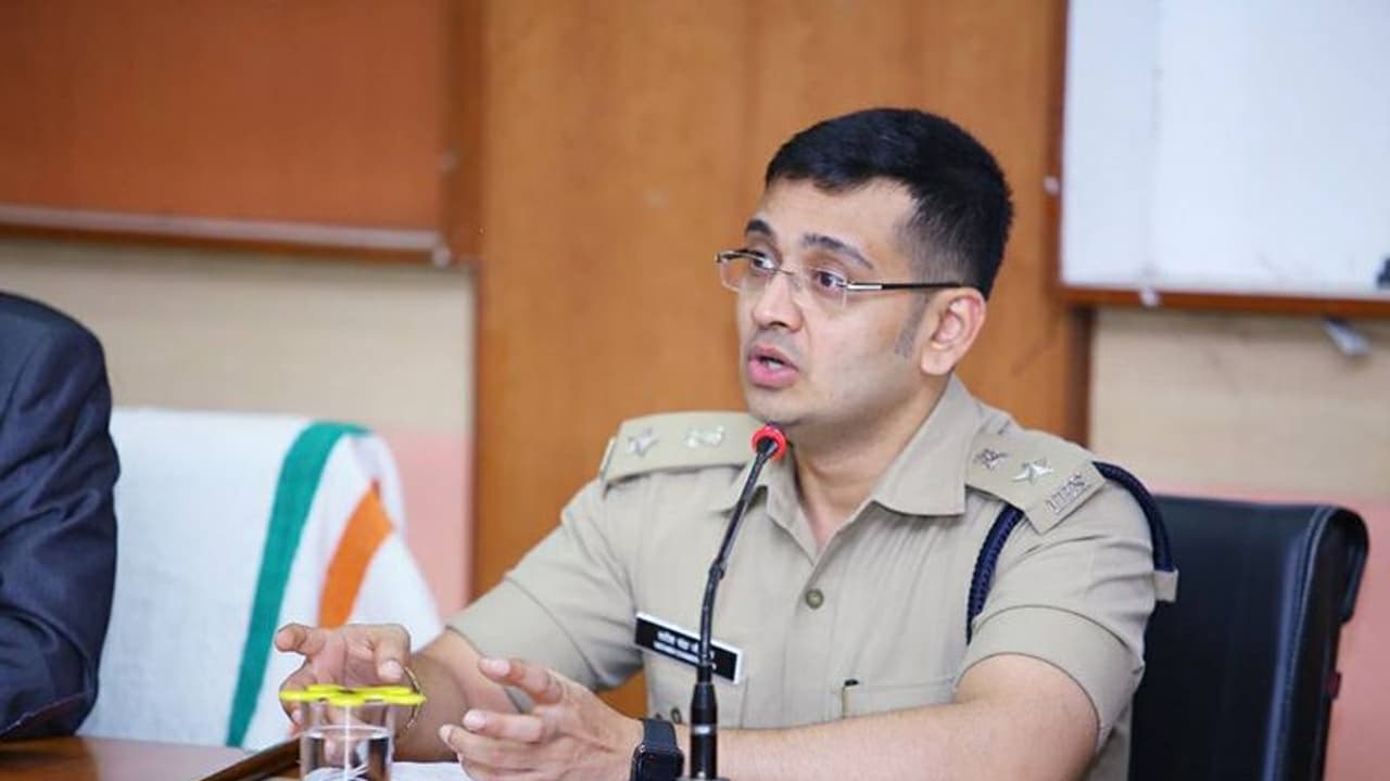 इंजीनियर की नौकरी छोड़ बना अफसर...दबंग IPS ने मंदिर में जाने से रोक दी ...