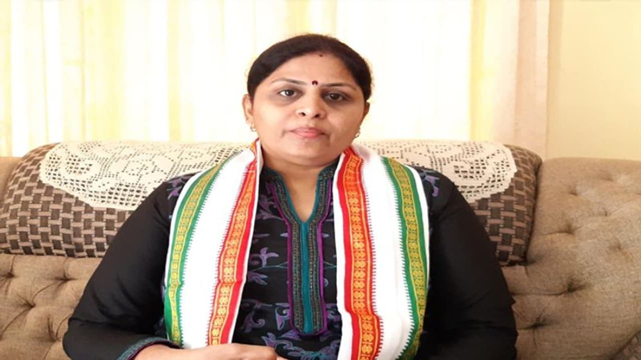 Congress leader Sunkara Padmashri strong counter to YCP Sajjala ...