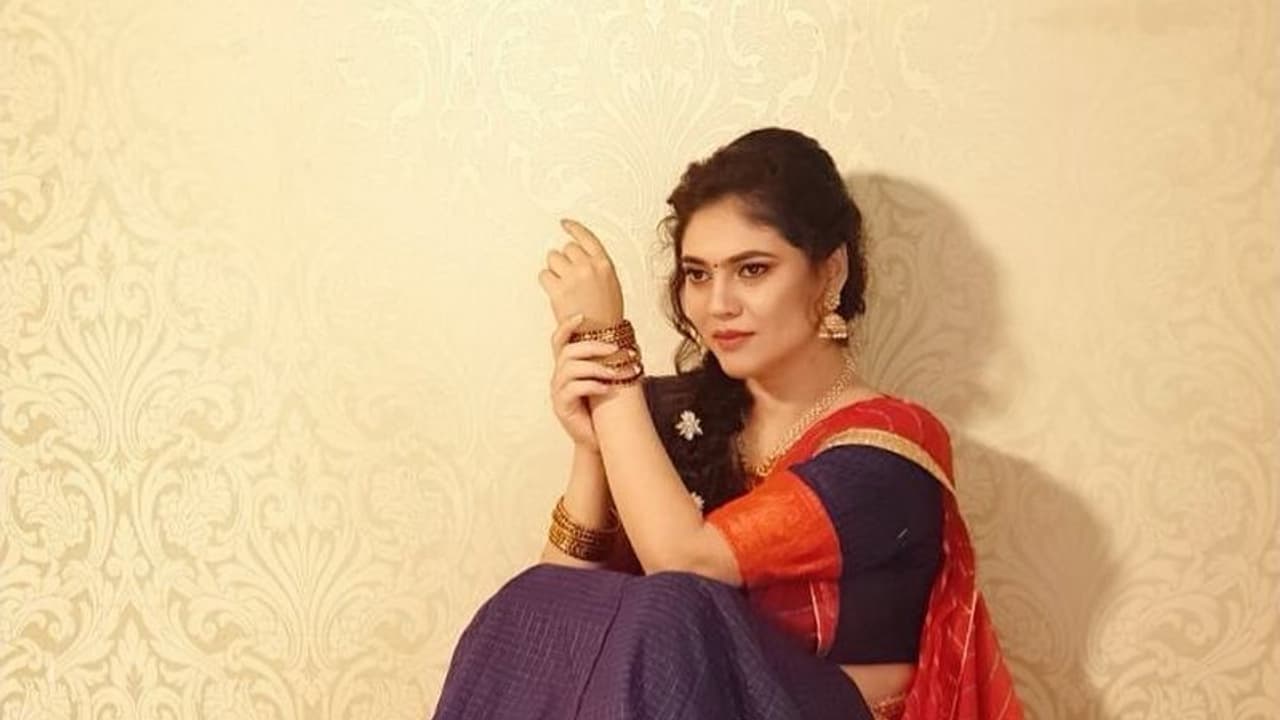 பால் வண்ண நிற மெல்லிய புடவையில்... பளபளக்கும் அழகில் நெட்டிசன்களை ...