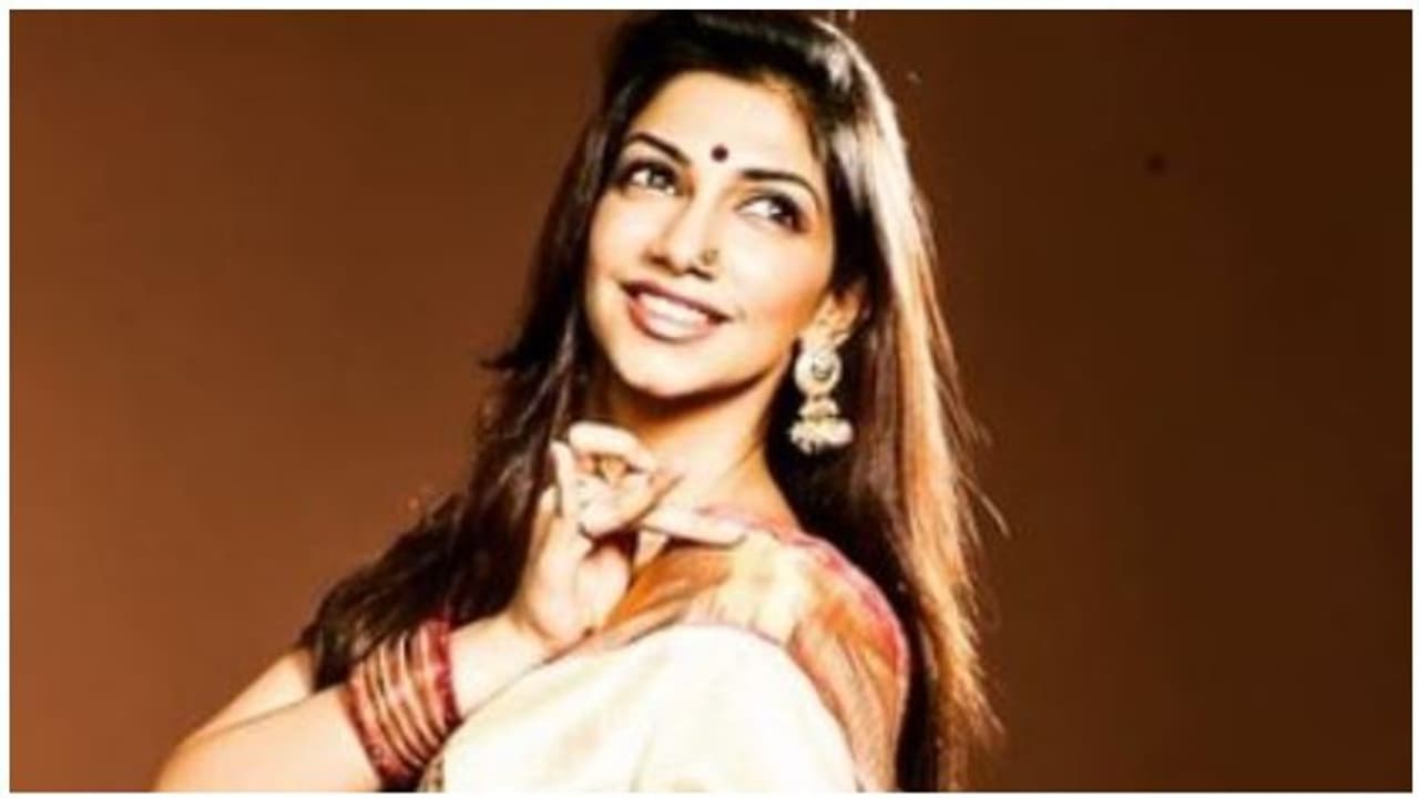 தோளை விட்டு நழுவும் ஃபிளவுஸ்... வெரைட்டி சேலையில் சிறகடிக்கும் விஜய் ...