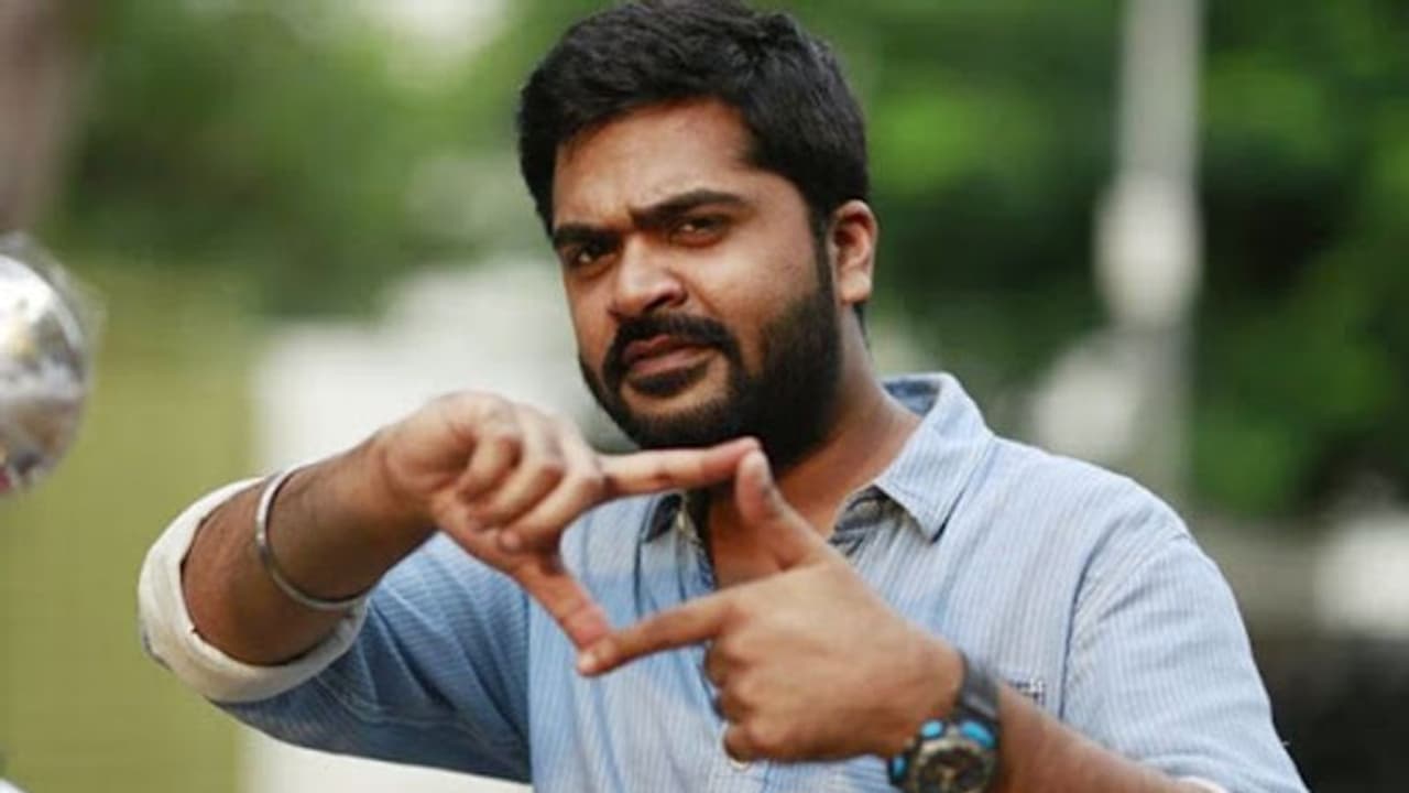 என்ன ஸ்டைல் ... அள்ளுதே அழகு..! கண்ணாடி முன் நின்று தன்னை தானே ...