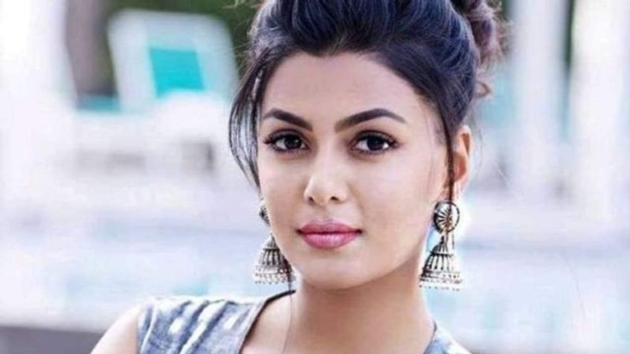 పవన్‌ హీరోయిన్‌ తల్లయ్యింది.. | pawan heroine anisha ambrose gives ...