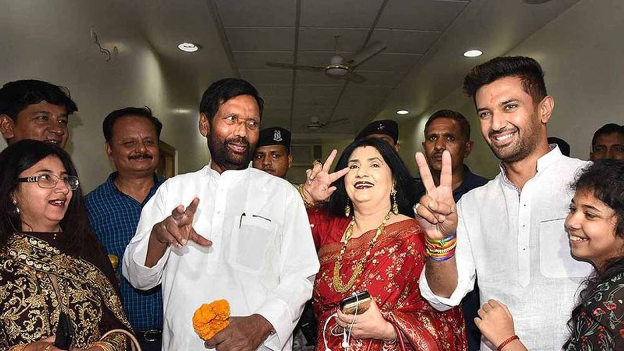 14 साल की उम्र में हुई थी रामविलास पासवान की पहली शादी, फिर एयर होस्टेस ...