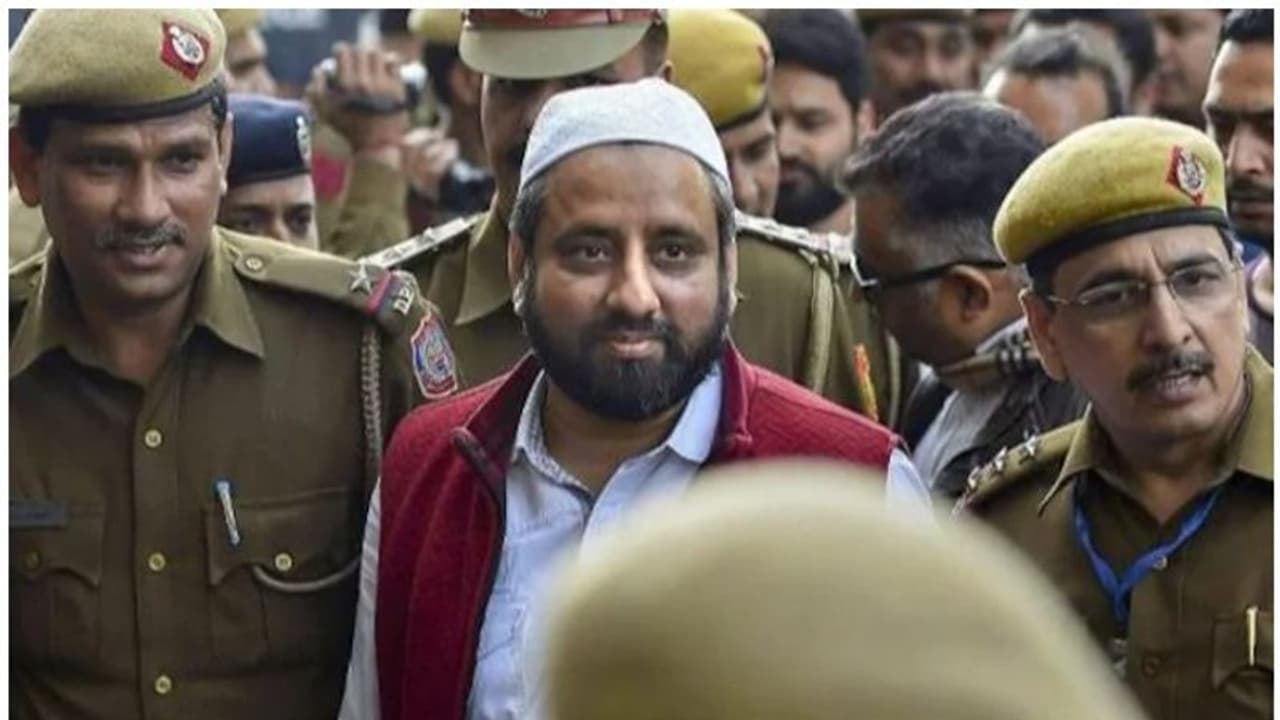 Delhi ACB arrests AAP MLA Amanatullah Khan after raids in corruption case | Asianet Newsable