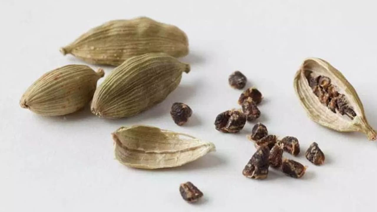 Cardamom: యాలకులు వీరు మాత్రం తినకూడదు.. ఎందుకో తెలుసా? | Cardamom Side ...