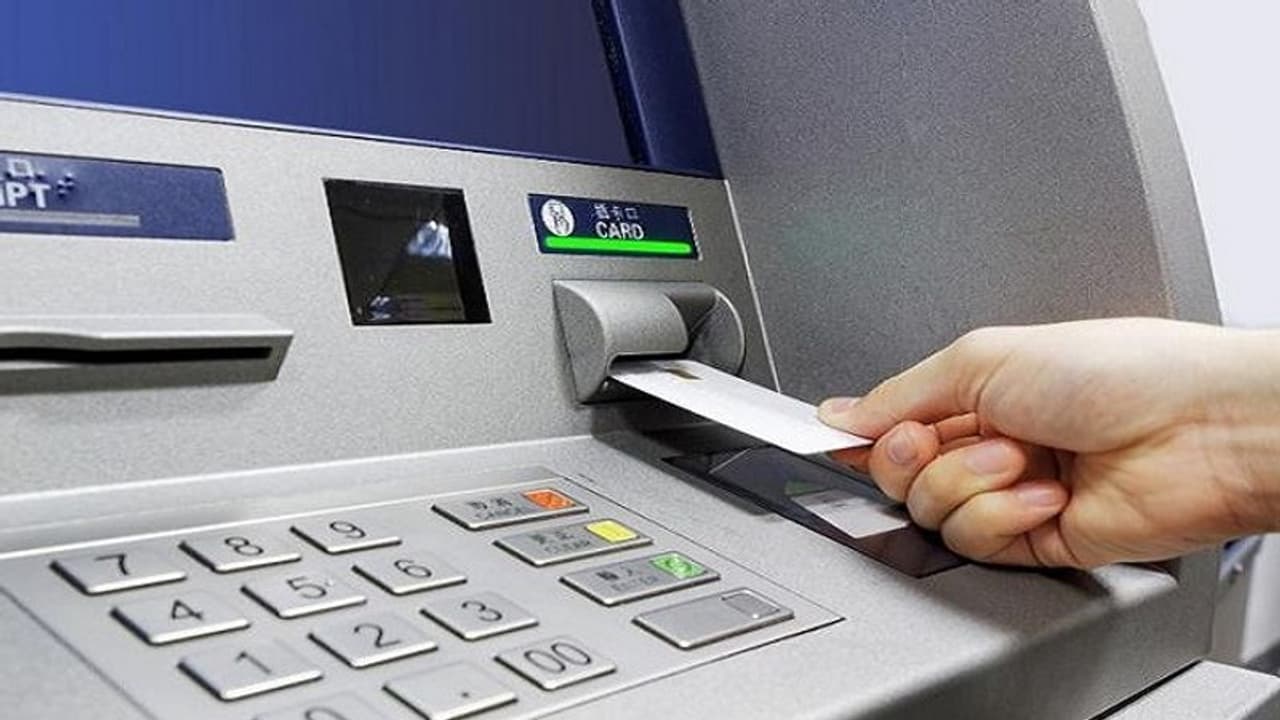 Card Stuck in ATM : ಎಟಿಎಂ ಯಂತ್ರದಲ್ಲಿ ಕಾರ್ಡ್ ಸಿಕ್ಕಿಬಿದ್ರೆ ಚಿಂತೆ ಬೇಡ,ಹೀಗೆ ...