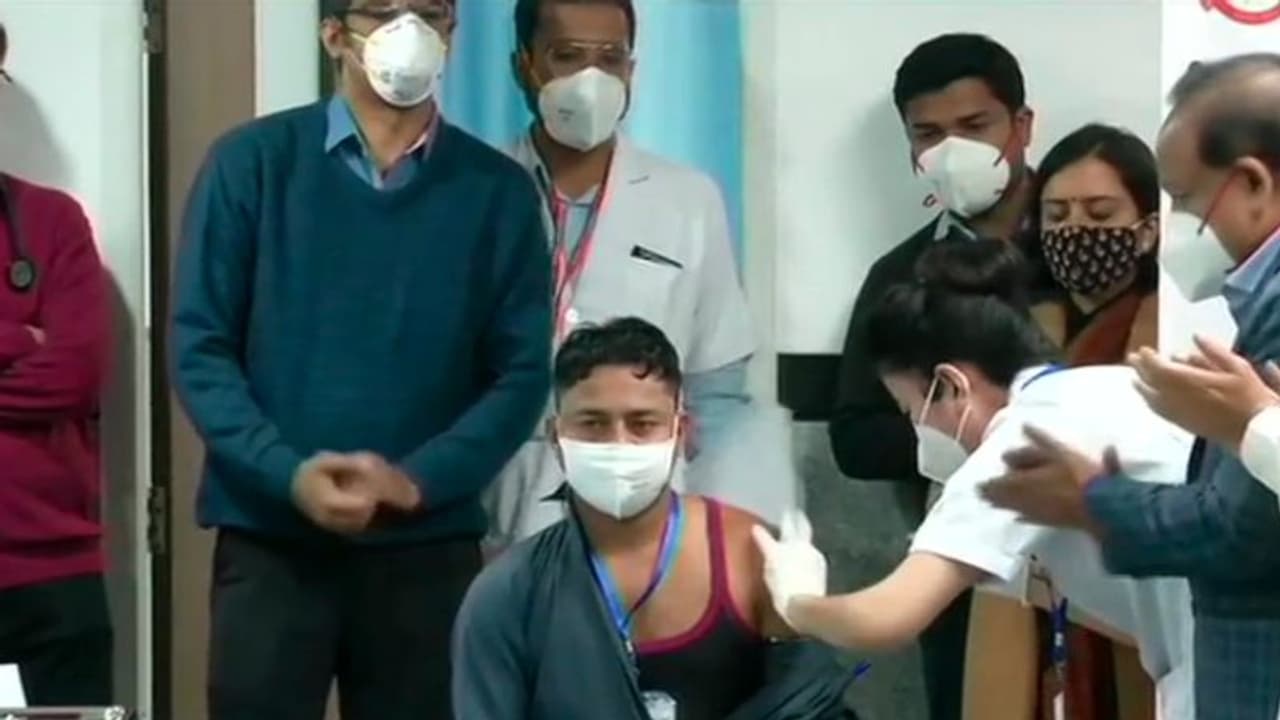 CORONA VACCINE: किसे और कहां लगा कोरोना का पहला टीका, टीका लगाने के बाद ...