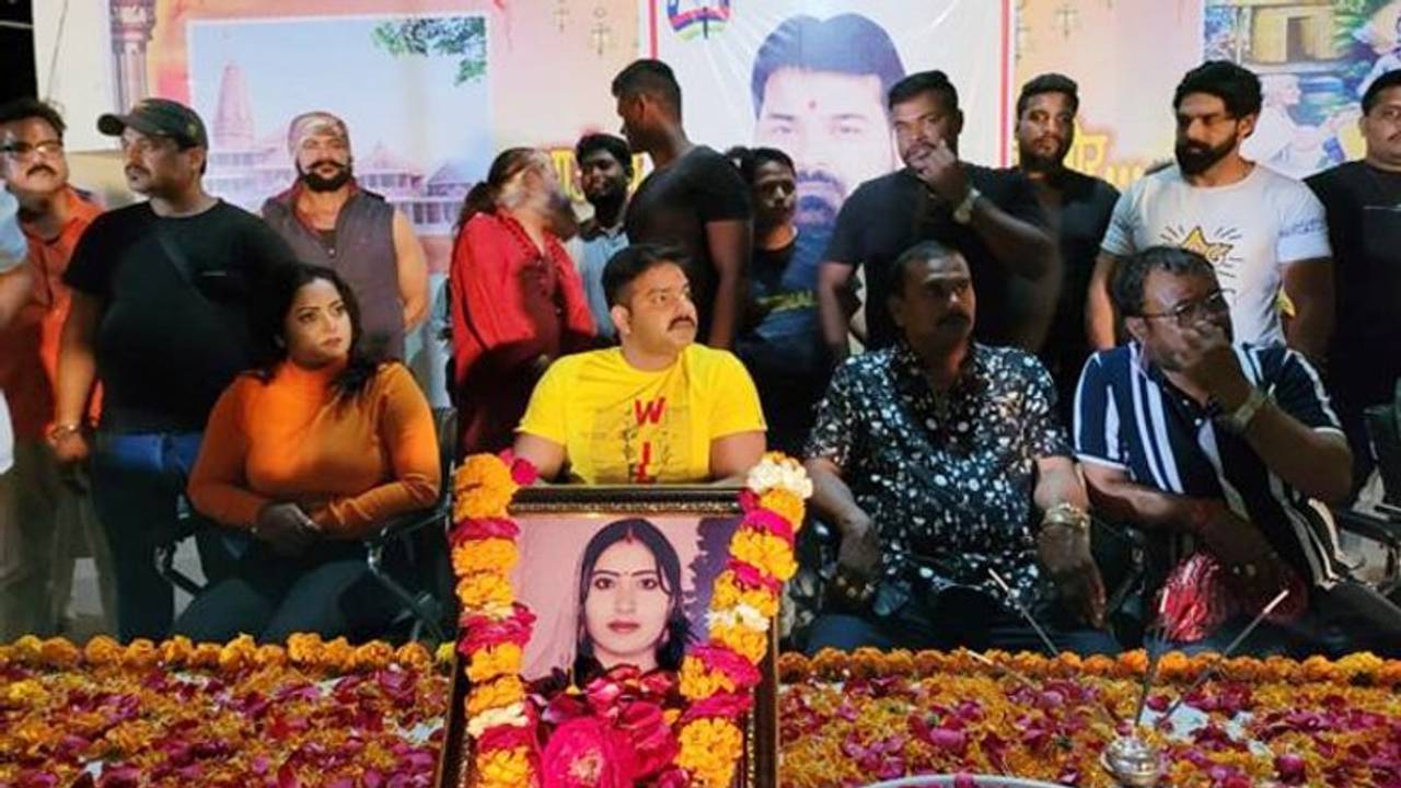पहली पत्नी नीलम सिंह को याद कर भावुक हुए पवन सिंह, 5 साल पहले कर लिया ...