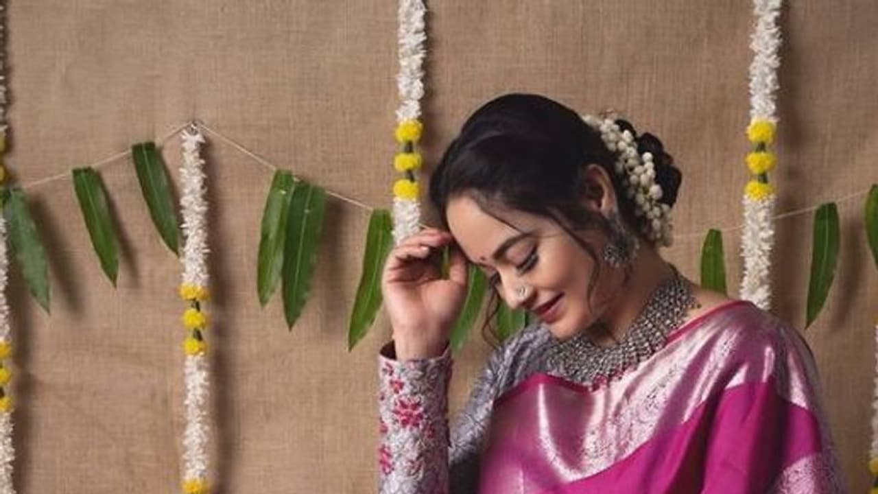 வாவ்.. குழந்தை பெற்ற பின்பும் கூட குறையாத அழகில் சுஜா வருணி..! பட்டு ...