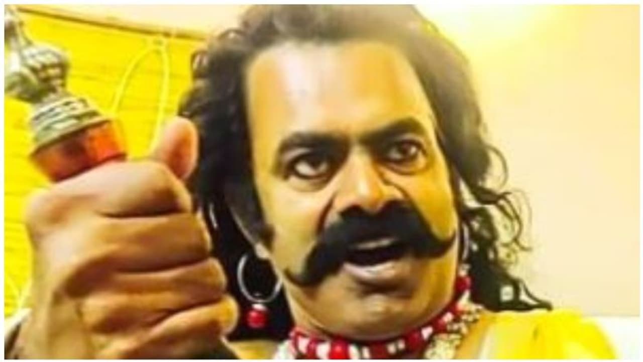 சீமானின் புதிய அவதாரம்... கர்ஜனையே தனி ஸ்டைலா இருக்கே... வைரல் போட்டோஸ் ...