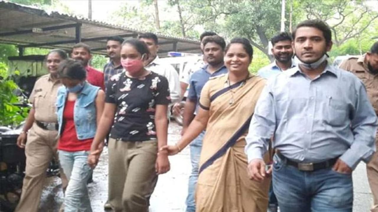 కరోనా కష్టాలు.. దొంగలుగా మారిన ఇద్దరు లేడీ సీరియల్ యాక్టర్లు! | two ...