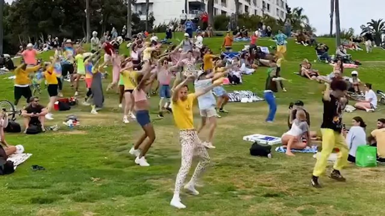 Flash mob wins hearts on internet; viral video spreads smiles | Asianet ...