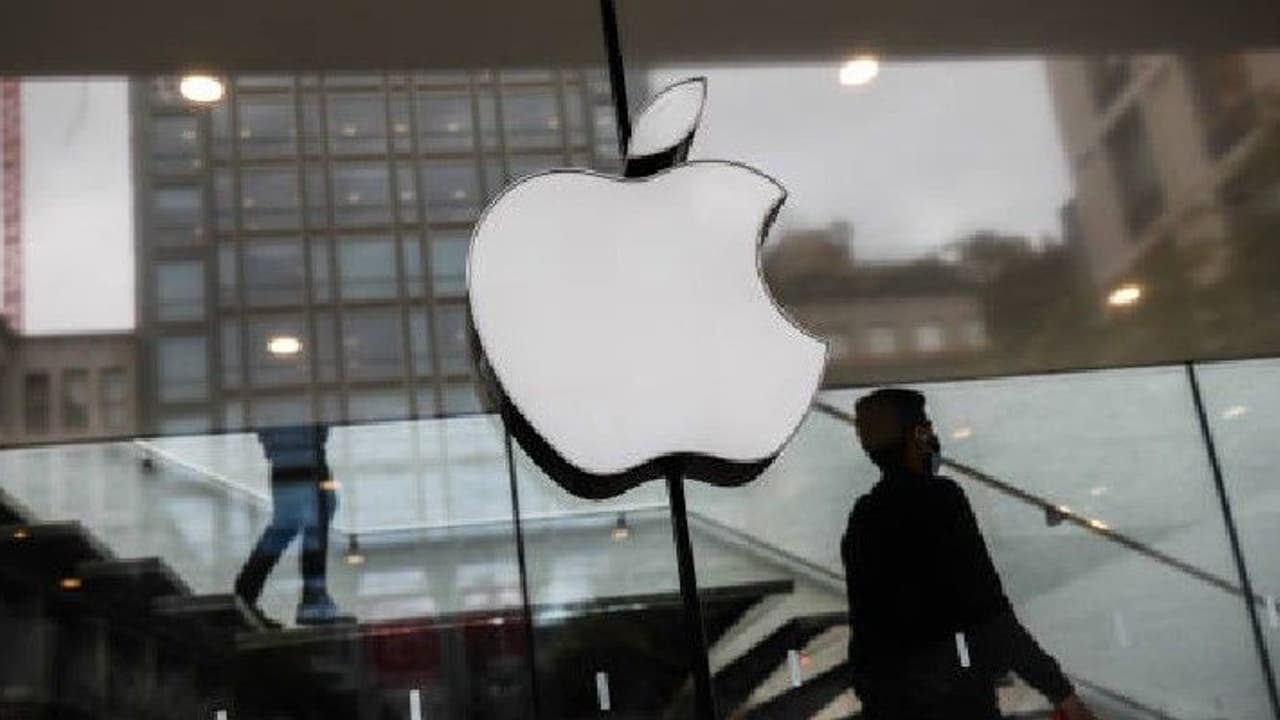 Here's how Apple is gaining smartphone customers during chip shortage ...