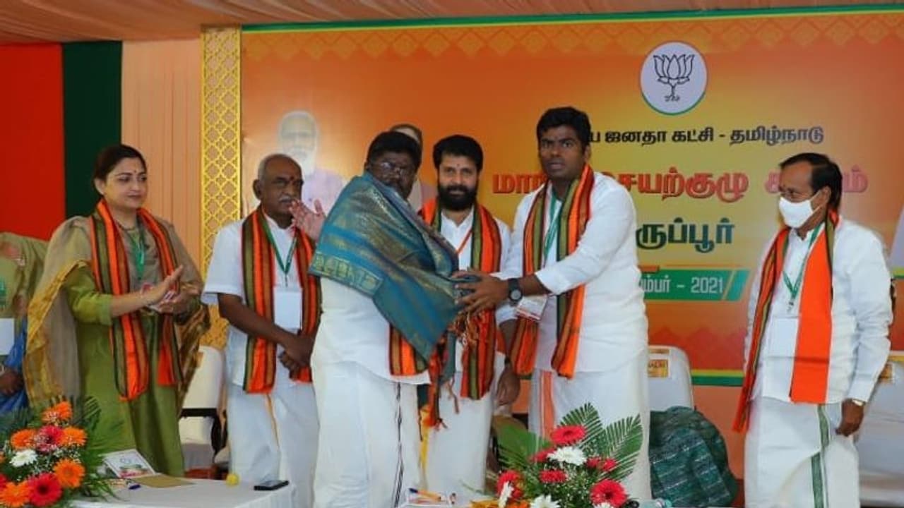 பரபரப்பு...அதிமுகவை காலி செய்யும் பாஜக..! கட்சி மாறும் முன்னாள் எம்.எல் ...