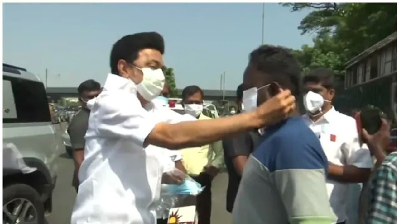 Stalin distribute mask : യാത്രക്കിടെ കാര്‍ നിര്‍ത്തി മാസ്‌കില്ലാത്തവര് ...