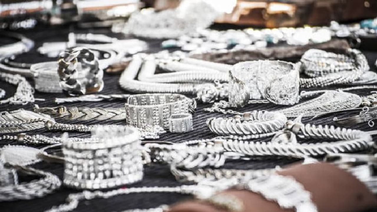 ಕೆಮಿಕಲ್ ಬೇಡ, ಈ 4 ಮನೆಮದ್ದಿನಿಂದ ಕಪ್ಪಾದ ಬೆಳ್ಳಿ ಕಾಲುಂಗುರ-ಗೆಜ್ಜೆ ಫಳ ಫಳ ...