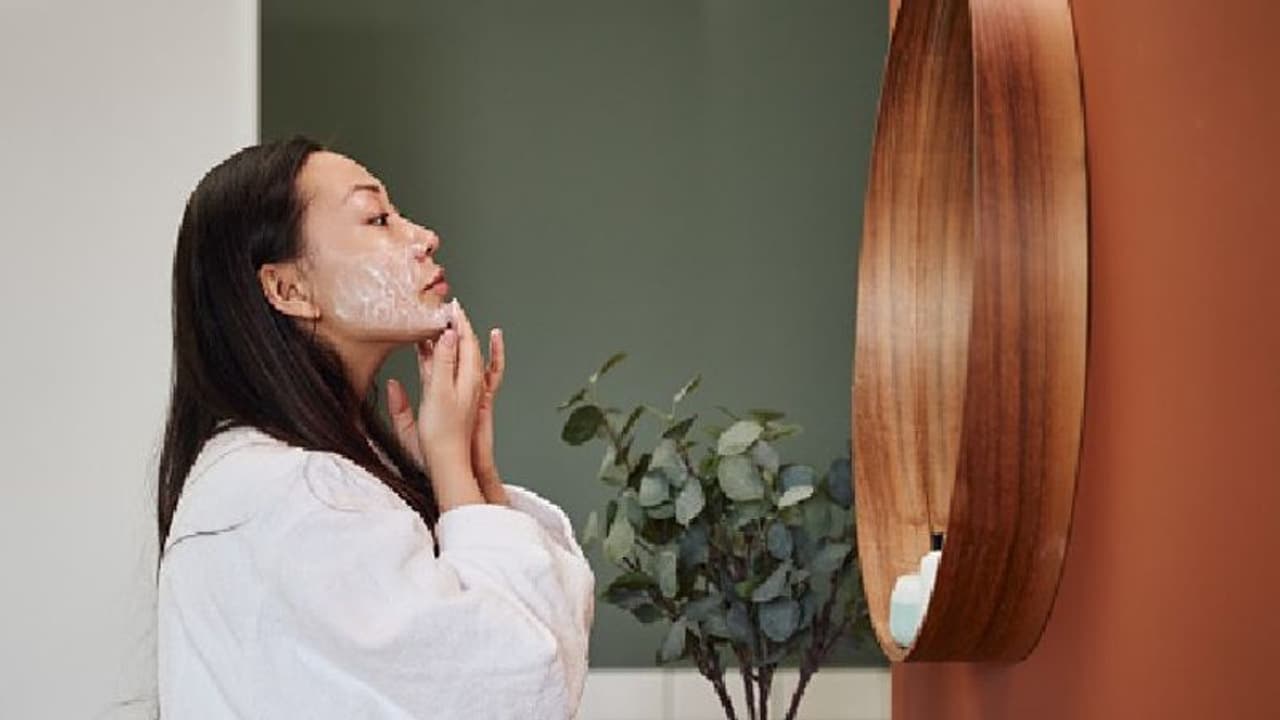Winter Skincare Tips for Oily Skin: How to Maintain Your Skin's ...