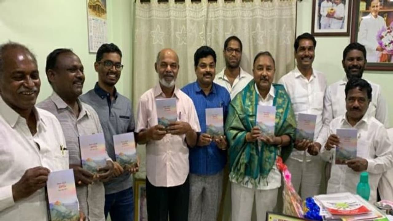 గోపగాని రవీందర్ 'శతారం' పుస్తకాన్ని ఆవిష్కరించిన ఎమ్మెల్సీ బండా ప్రకాష్ ...