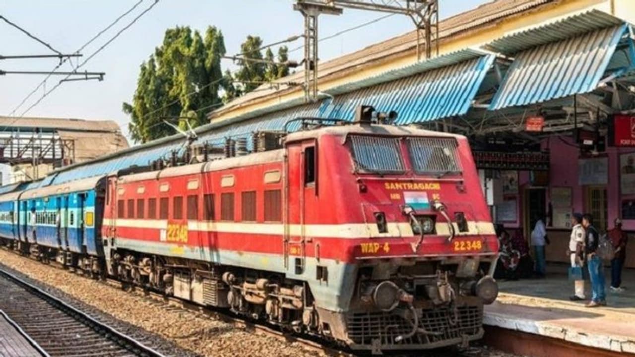 യാത്രയ്‌ക്കിടെ മലബാർ എക്സ്‌പ്രസ് ട്രെയിനിൽ ഒരാൾ തൂങ്ങിമരിച്ച നിലയി ...