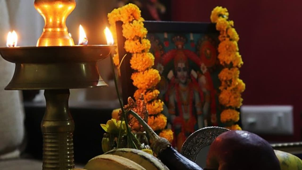 കൊന്നപ്പൂവും ഗുരുവായൂരപ്പനും; അറിയാം ചിലത് | All You Need To Know About ...
