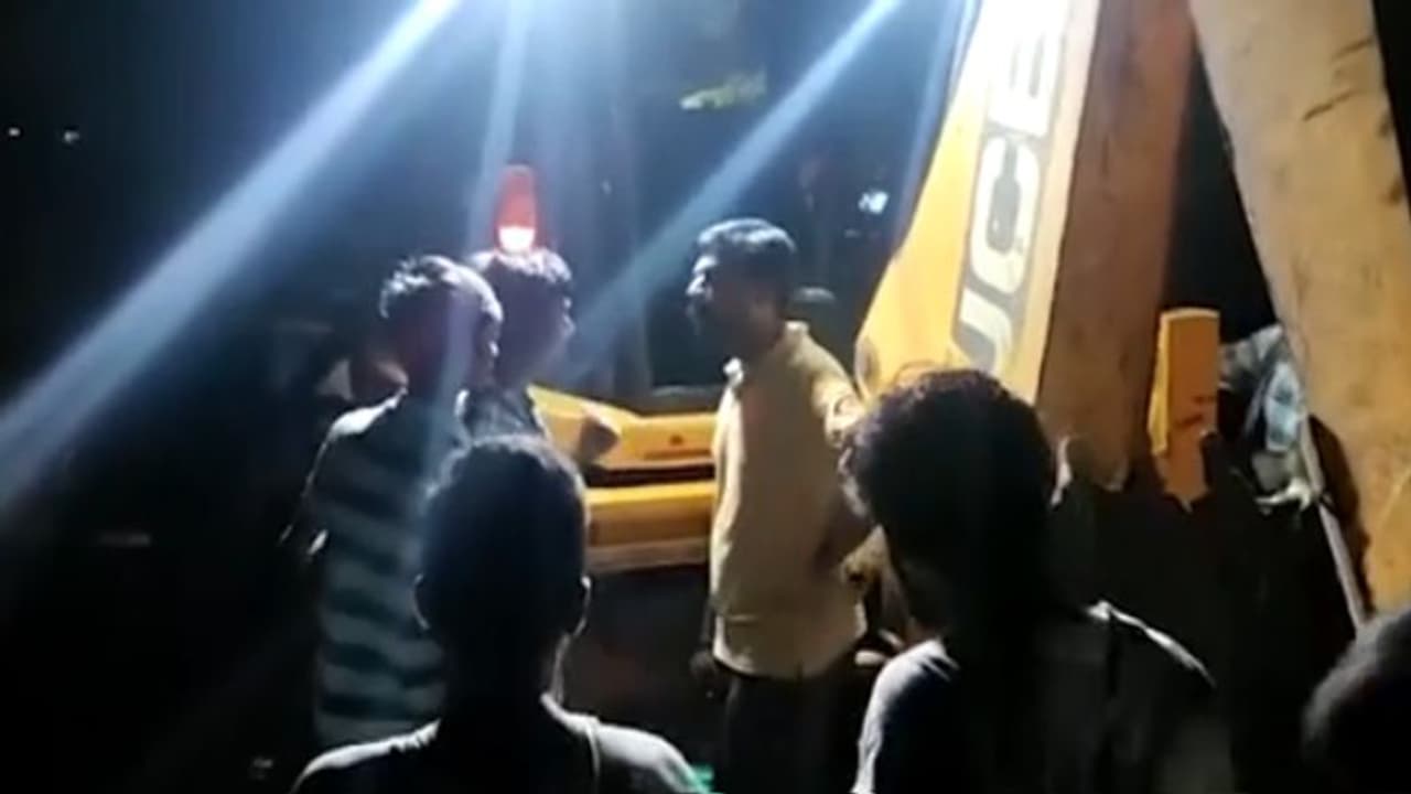 గుడివాడ ఆర్‌ఐపై హత్యయత్నం: పోలీసుల చర్యలు.. 9 మంది అరెస్ట్.. | Police ...