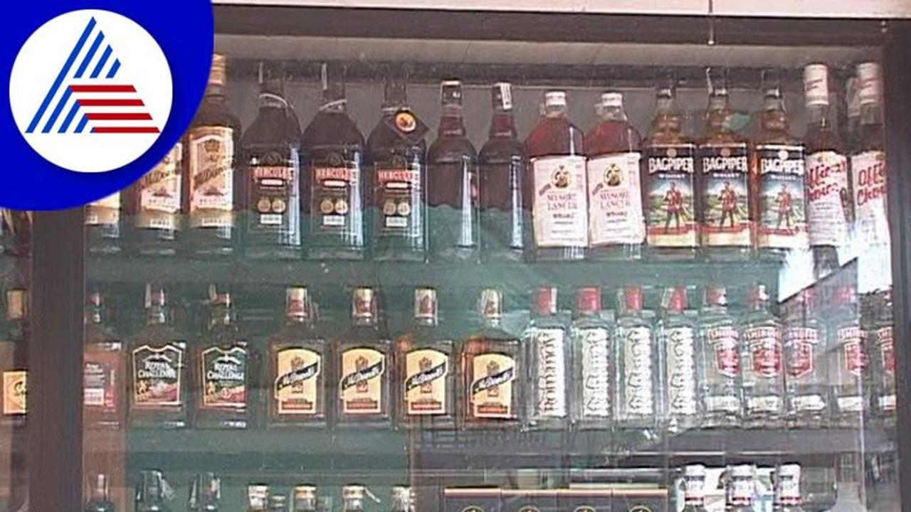 Theft in bevco outlet chalakkudy; തകർത്തത് 4 സിസിടിവി, പൂട്ട് പൊളിച്ച് ...
