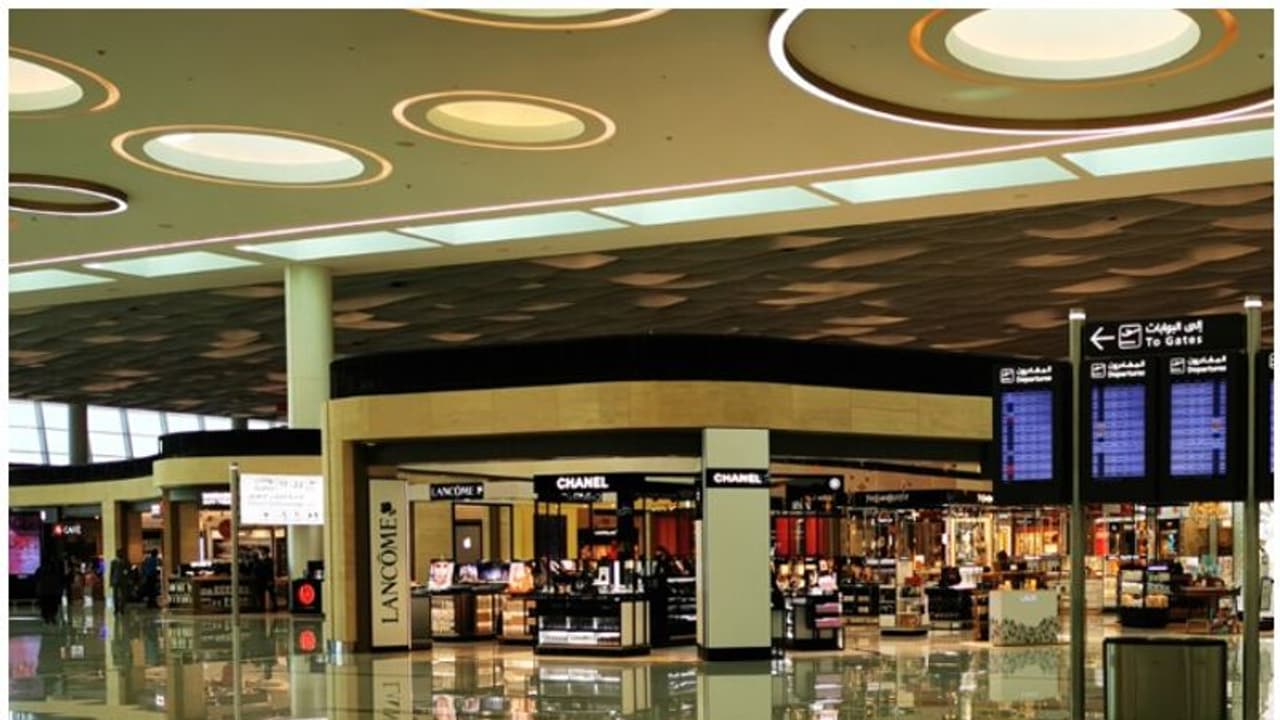 വിമാനം പുറപ്പെടും മുമ്പേ മദ്യപിച്ച് ബഹളം, പുറത്തിറക്കാനെത്തിയ ...