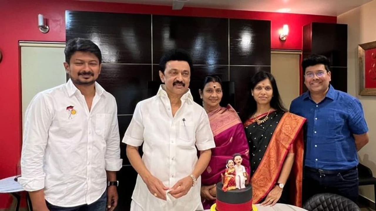 தந்தை நலம் பெற தி.மலையில் பிரார்த்தனை செய்த முதல்வரின் மகள் ...